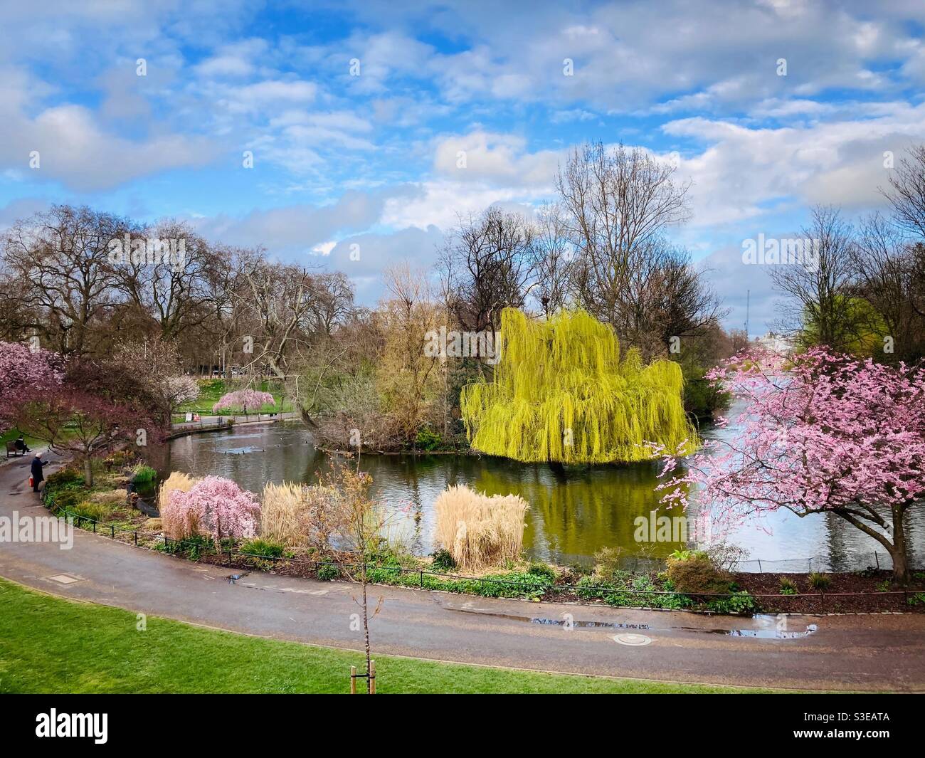 Spring sky london hi-res stock photography and images - Alamy