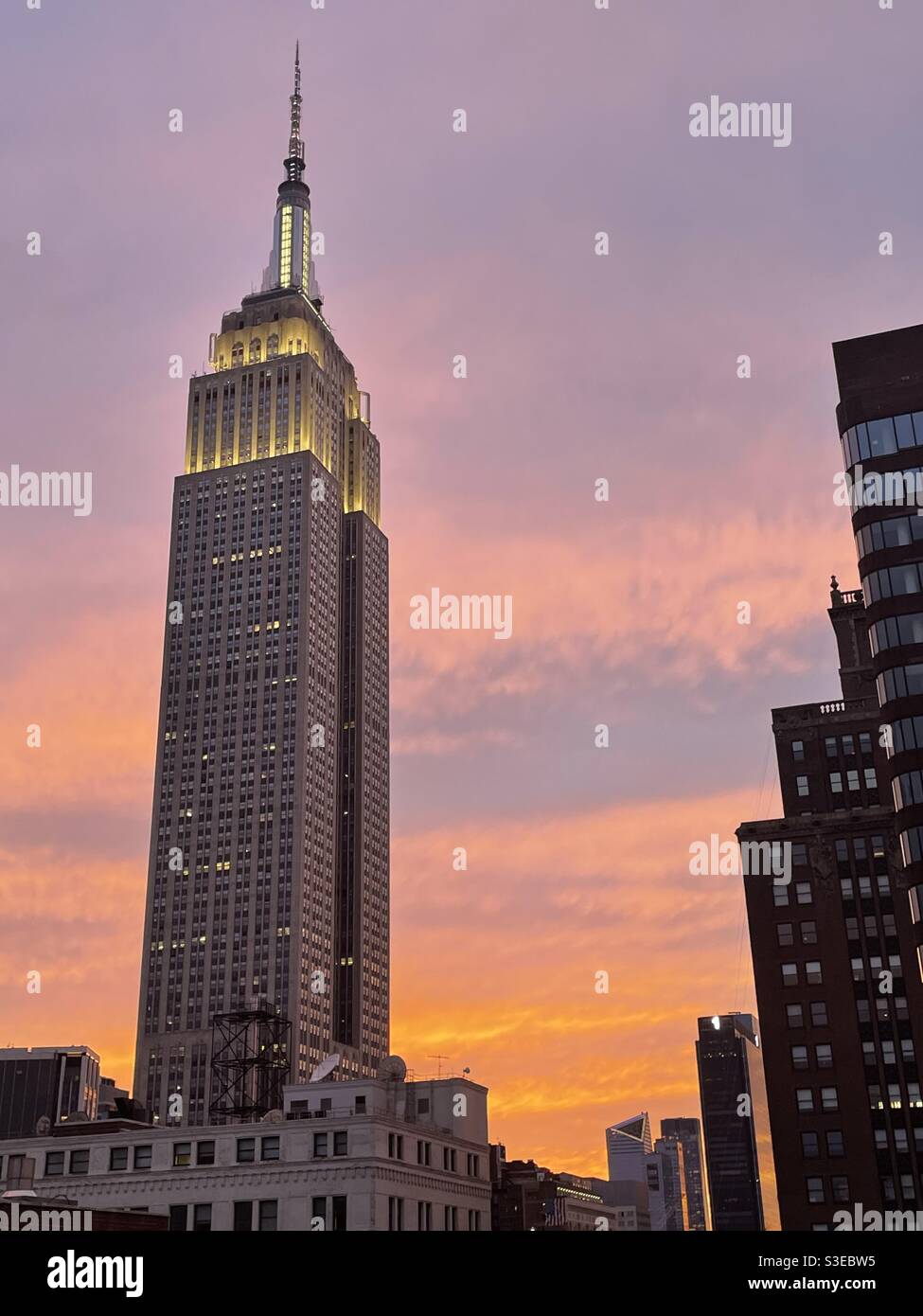 Empire state building on white hi-res stock photography and images - Alamy
