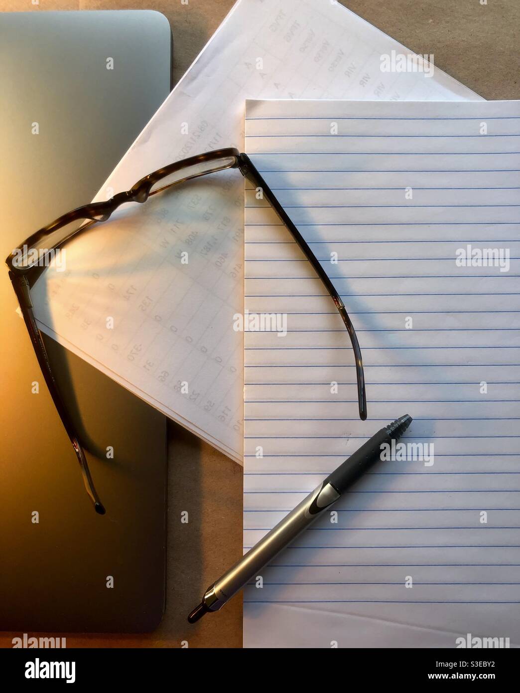 Laptop pen paper hi-res stock photography and images - Alamy