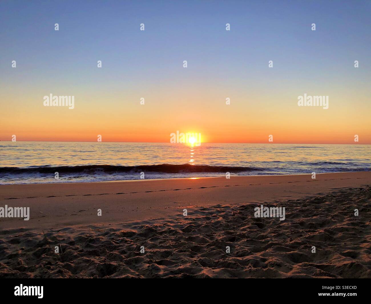 Daybreak by the sea hi-res stock photography and images - Alamy