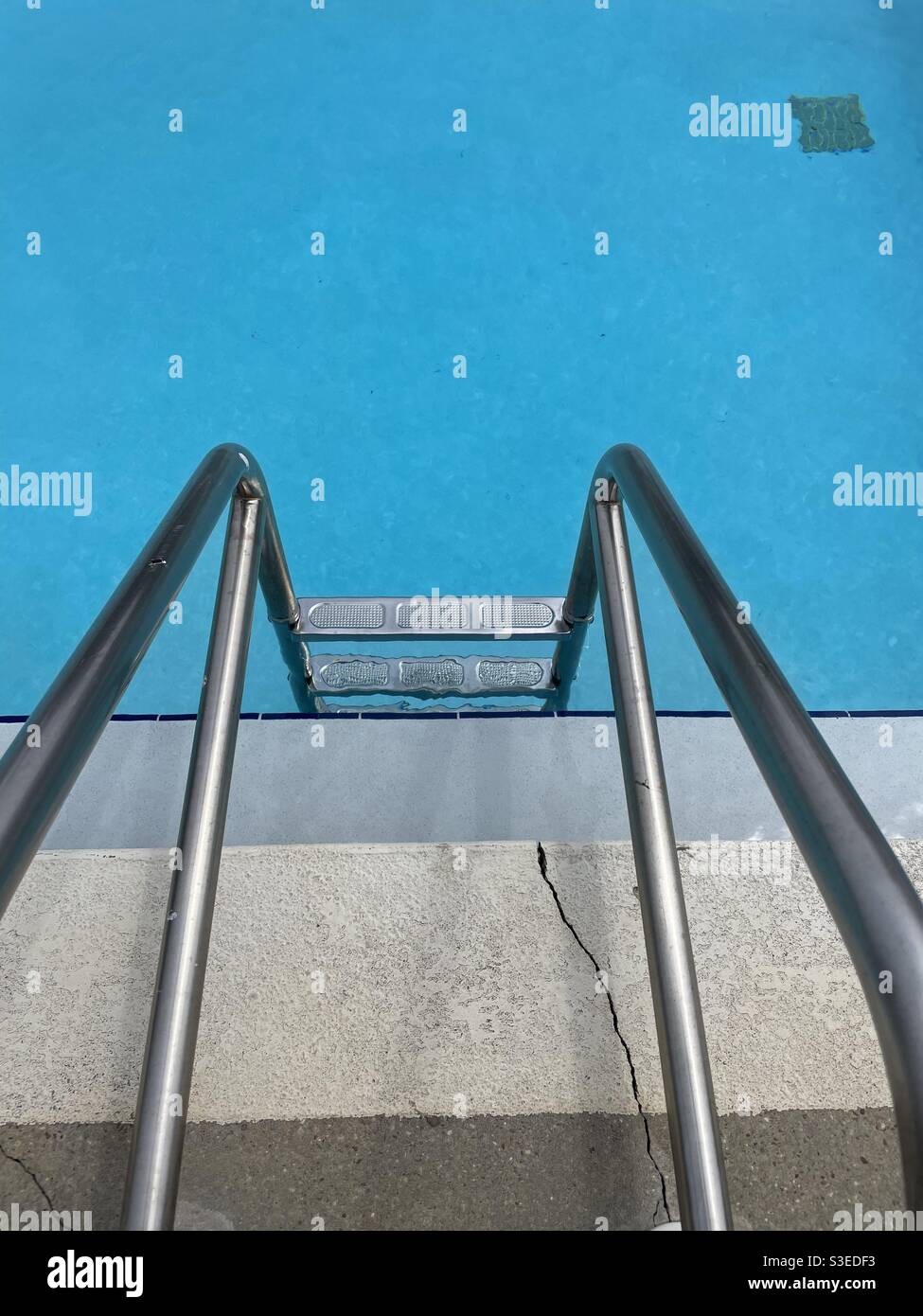 Steps into a swimming pool Stock Photo - Alamy