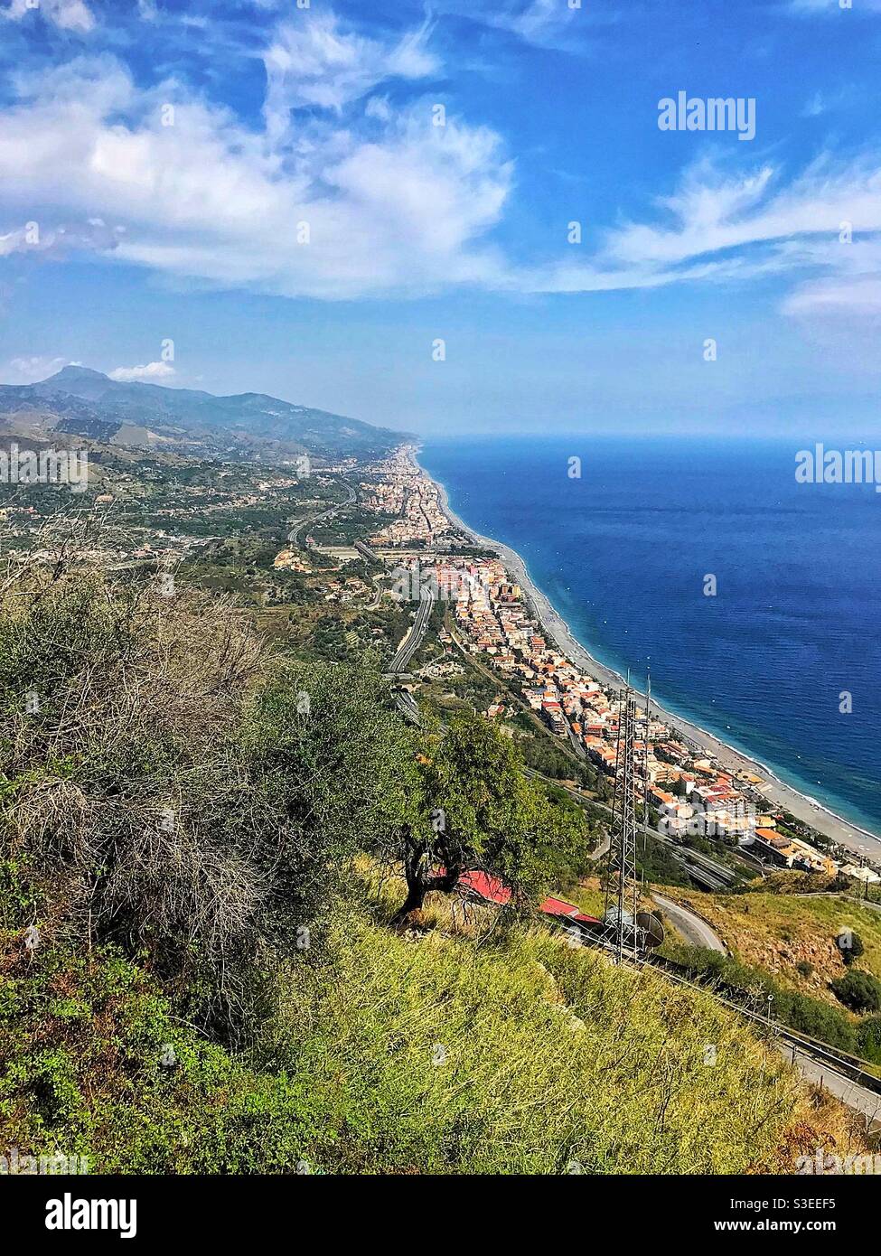 Mountain shoreline hi-res stock photography and images - Alamy