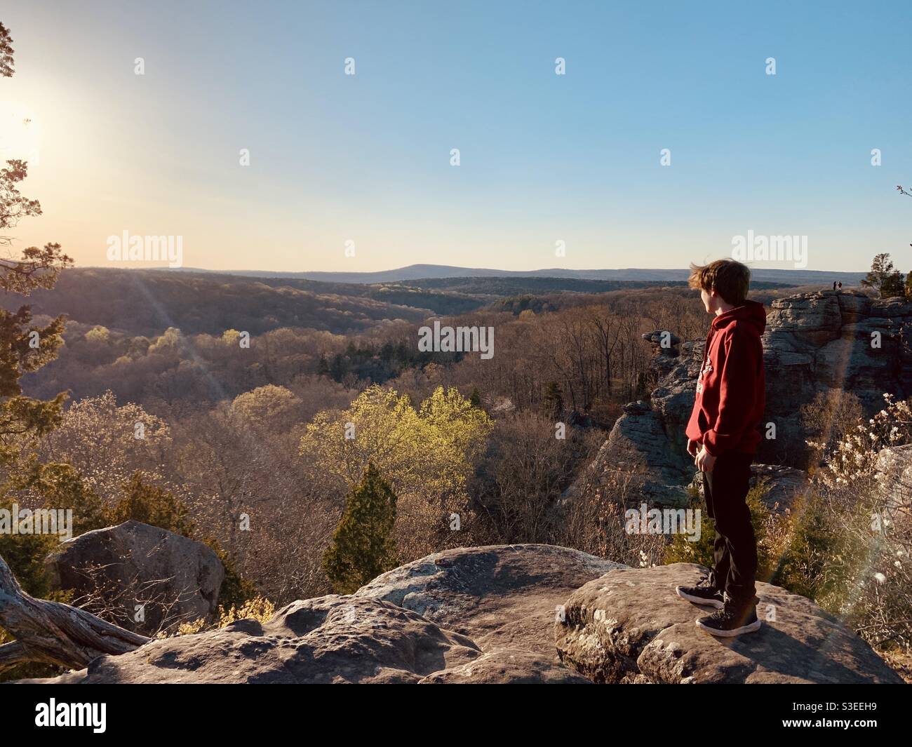 Teen hiker looking out over Shawnee National Forest in Illinois Stock ...