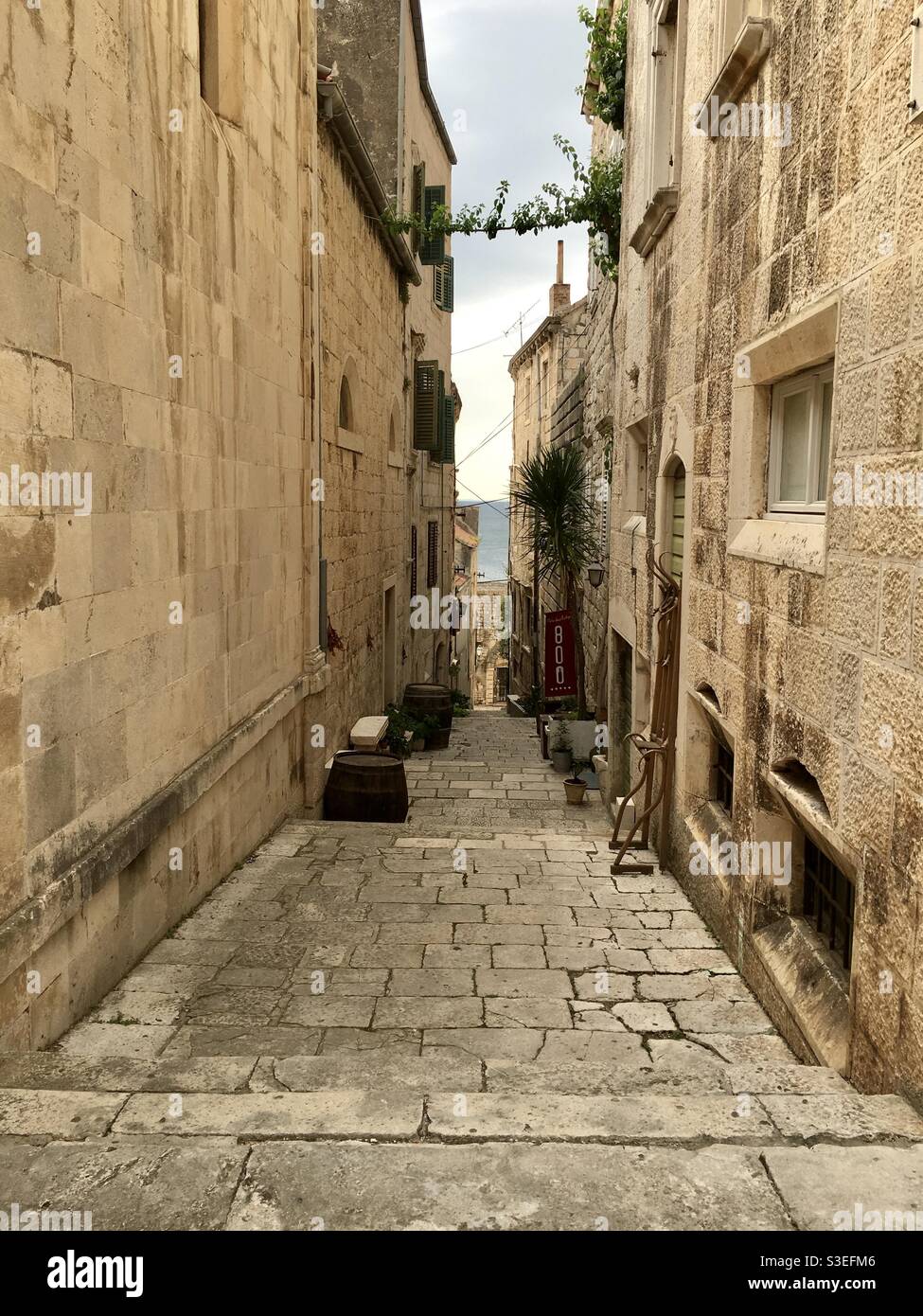 Long pathway hi-res stock photography and images - Alamy