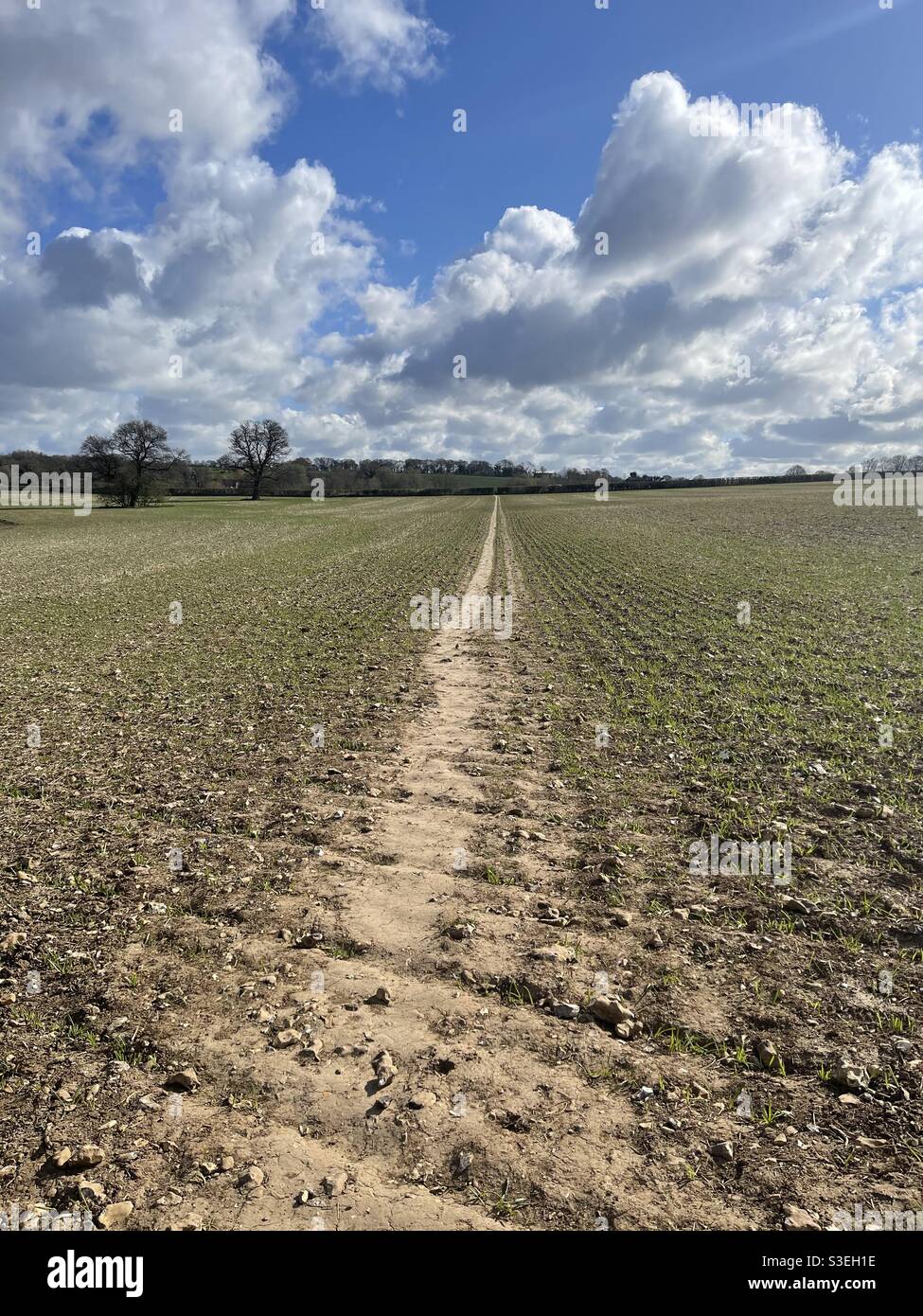 Rural footpath in england hi-res stock photography and images - Alamy