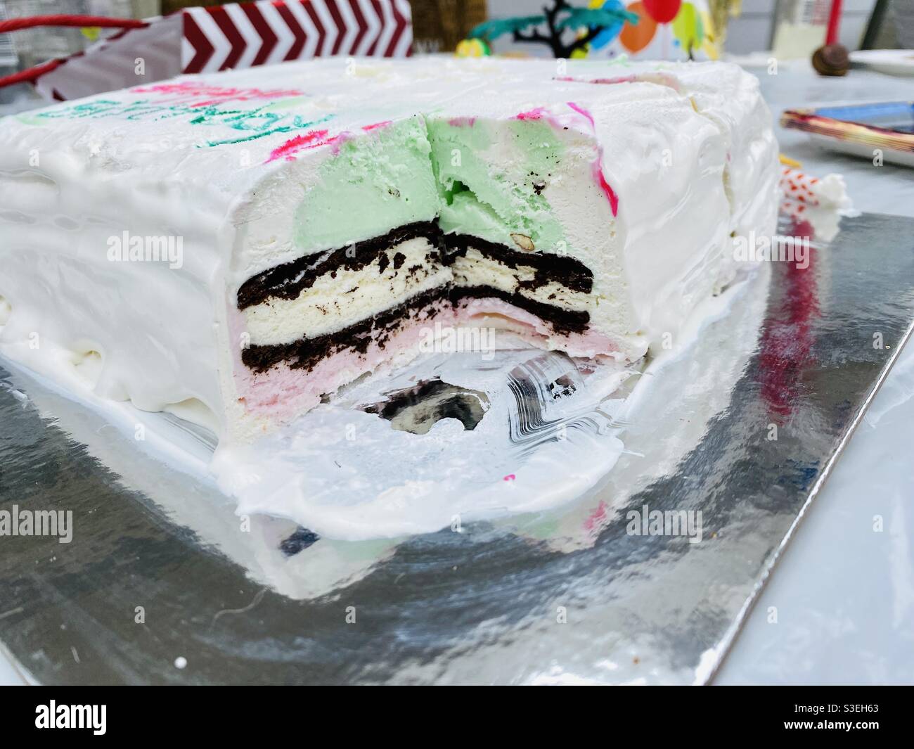 Ice cream layer cake hi-res stock photography and images - Alamy