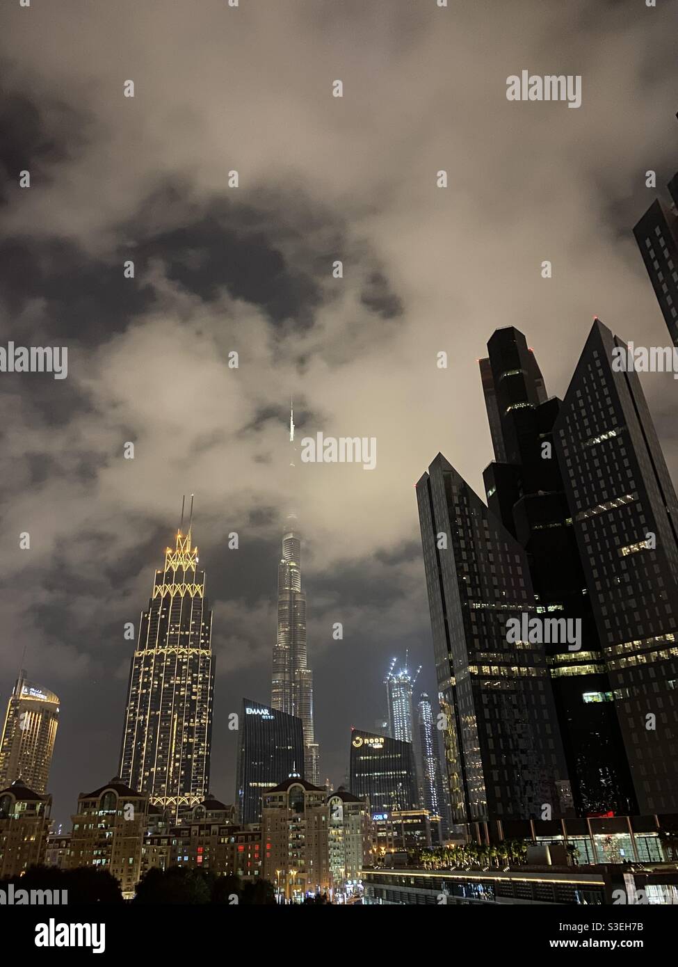 Dubai fog burj khalifa hi-res stock photography and images - Alamy