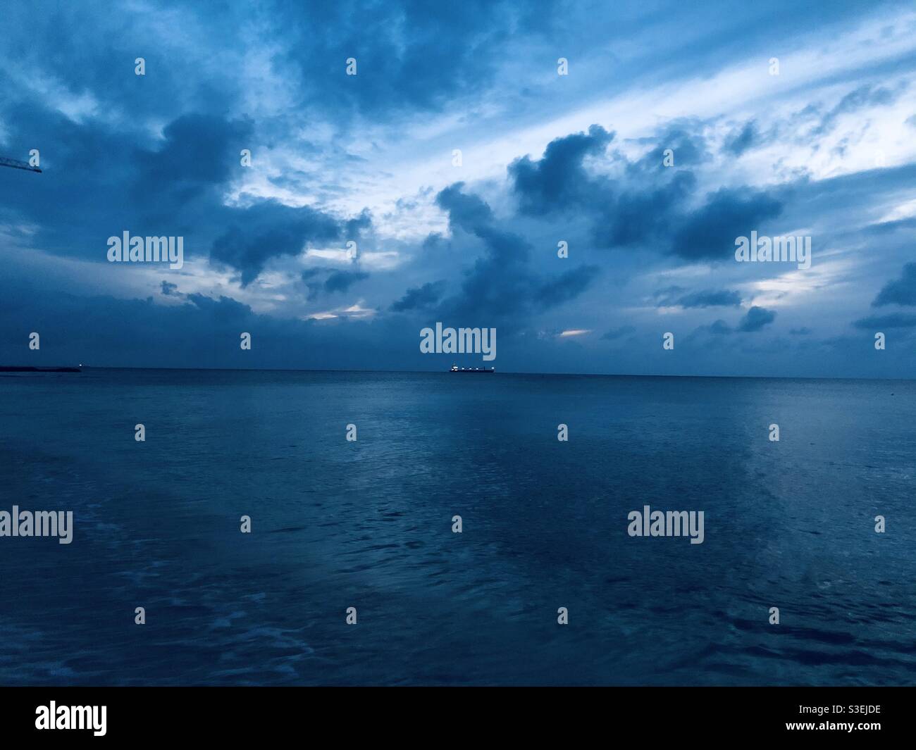Deep blue caribbean sky with white clouds hi-res stock photography and ...