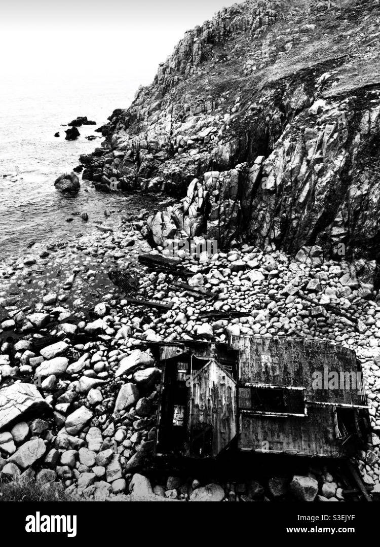 Shipwreck cornwall black and white hi-res stock photography and images ...