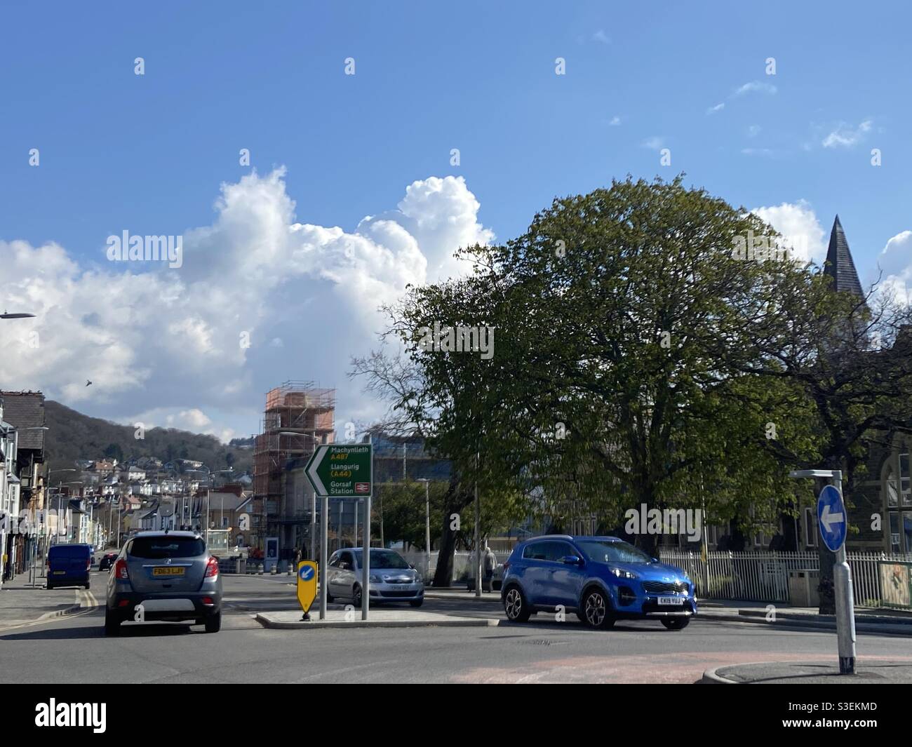 Cars at a roundabout hi-res stock photography and images - Alamy