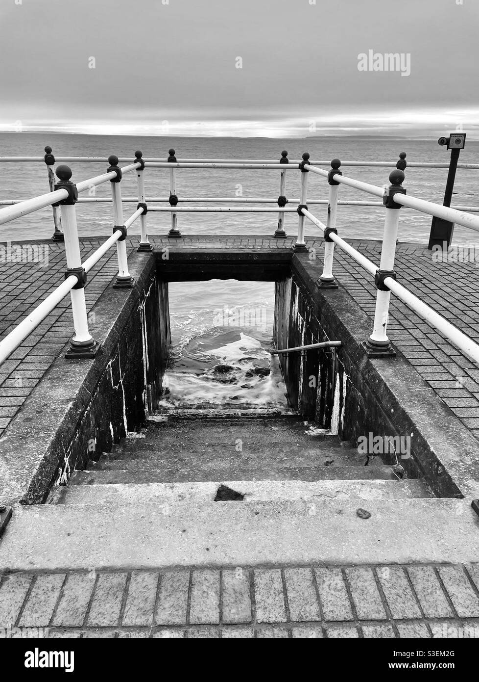 Black and white sea front hi-res stock photography and images - Alamy