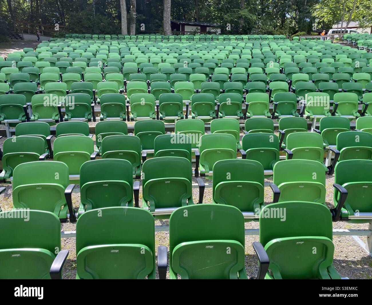 Empty chairs hi-res stock photography and images - Alamy
