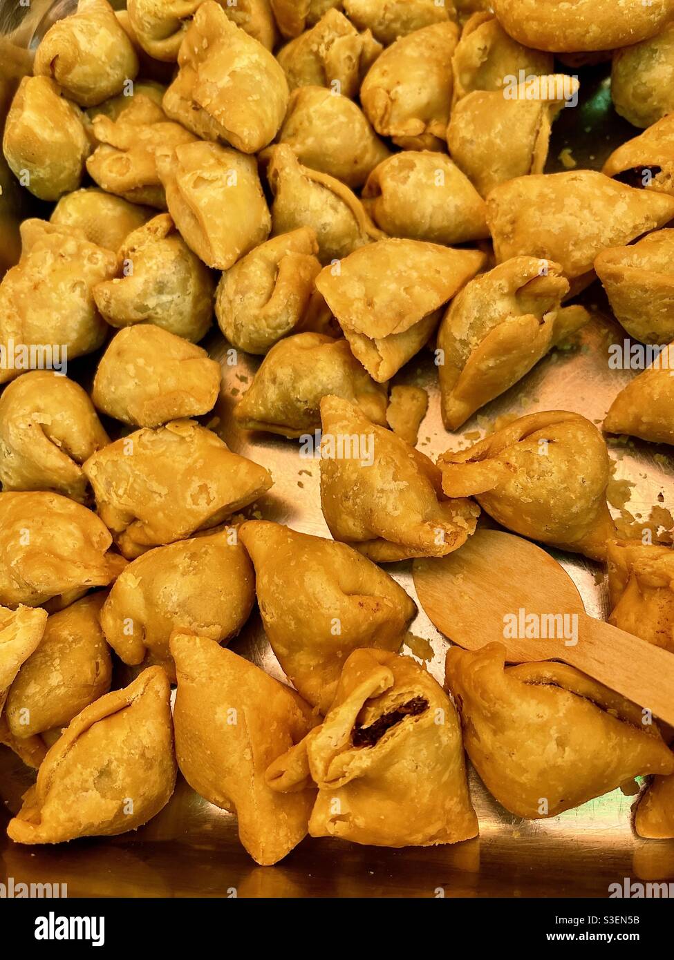 Samosa fried hi-res stock photography and images - Alamy