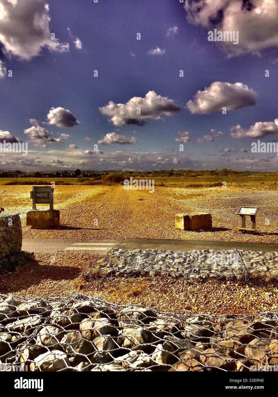 Flood defence wall hi-res stock photography and images - Alamy