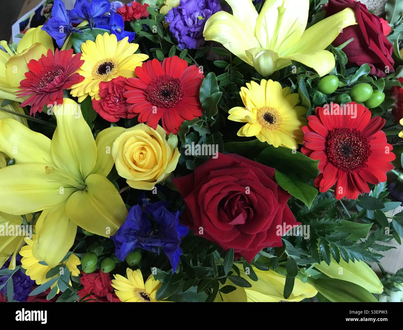 Multicoloured confetti hi-res stock photography and images - Alamy