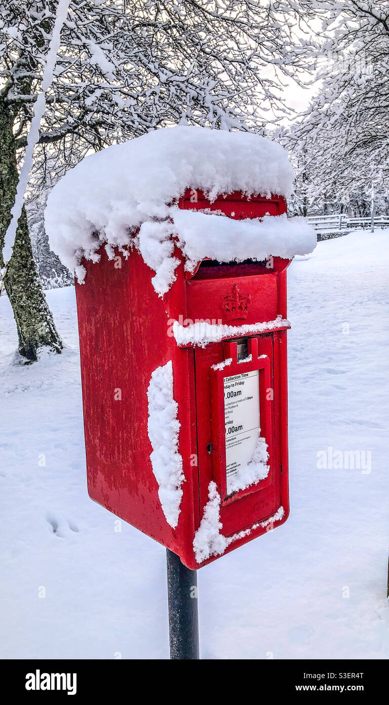Snow covered red postbox hi-res stock photography and images - Alamy