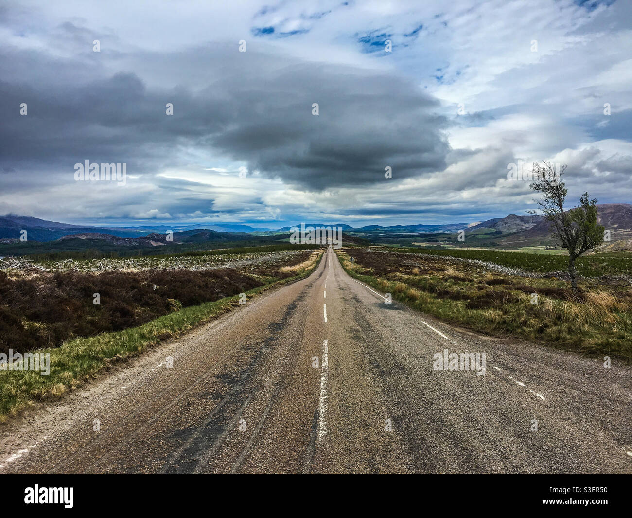 Empty road in the Scottish Highlands Stock Photo - Alamy