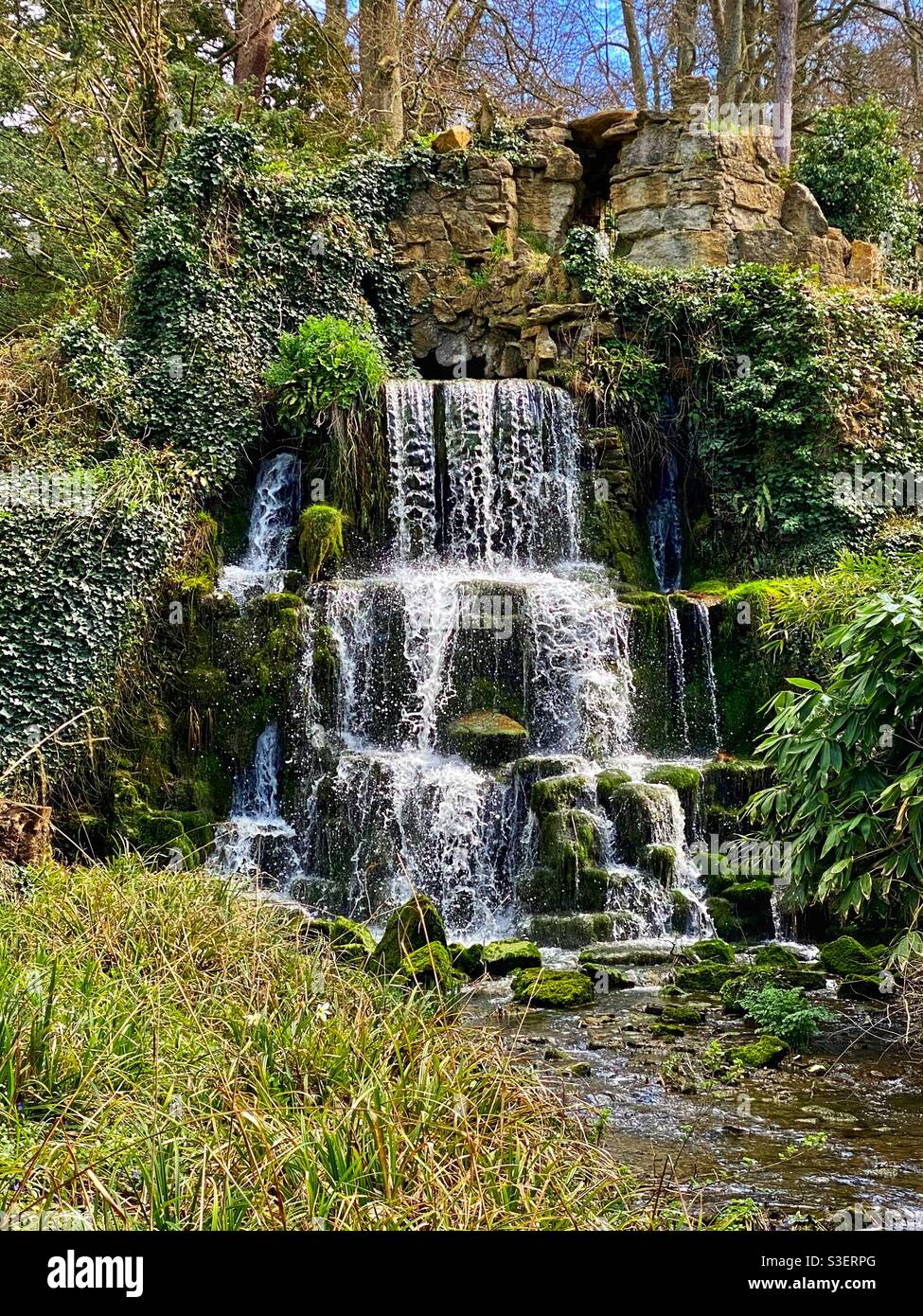 Waterfall house hi-res stock photography and images - Alamy