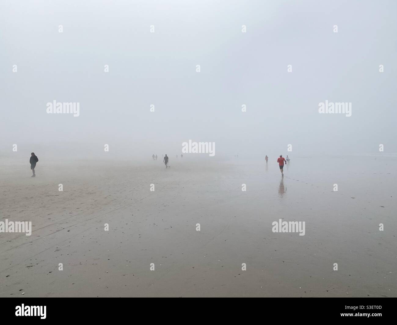 Foggy beach hi-res stock photography and images - Alamy