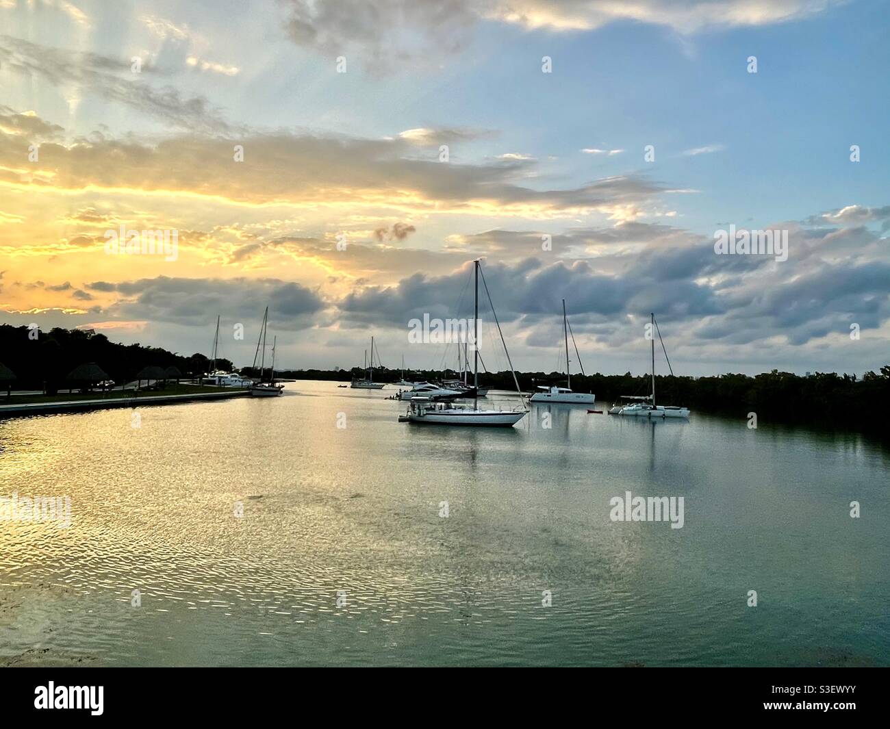 Harbor setting hi-res stock photography and images - Alamy