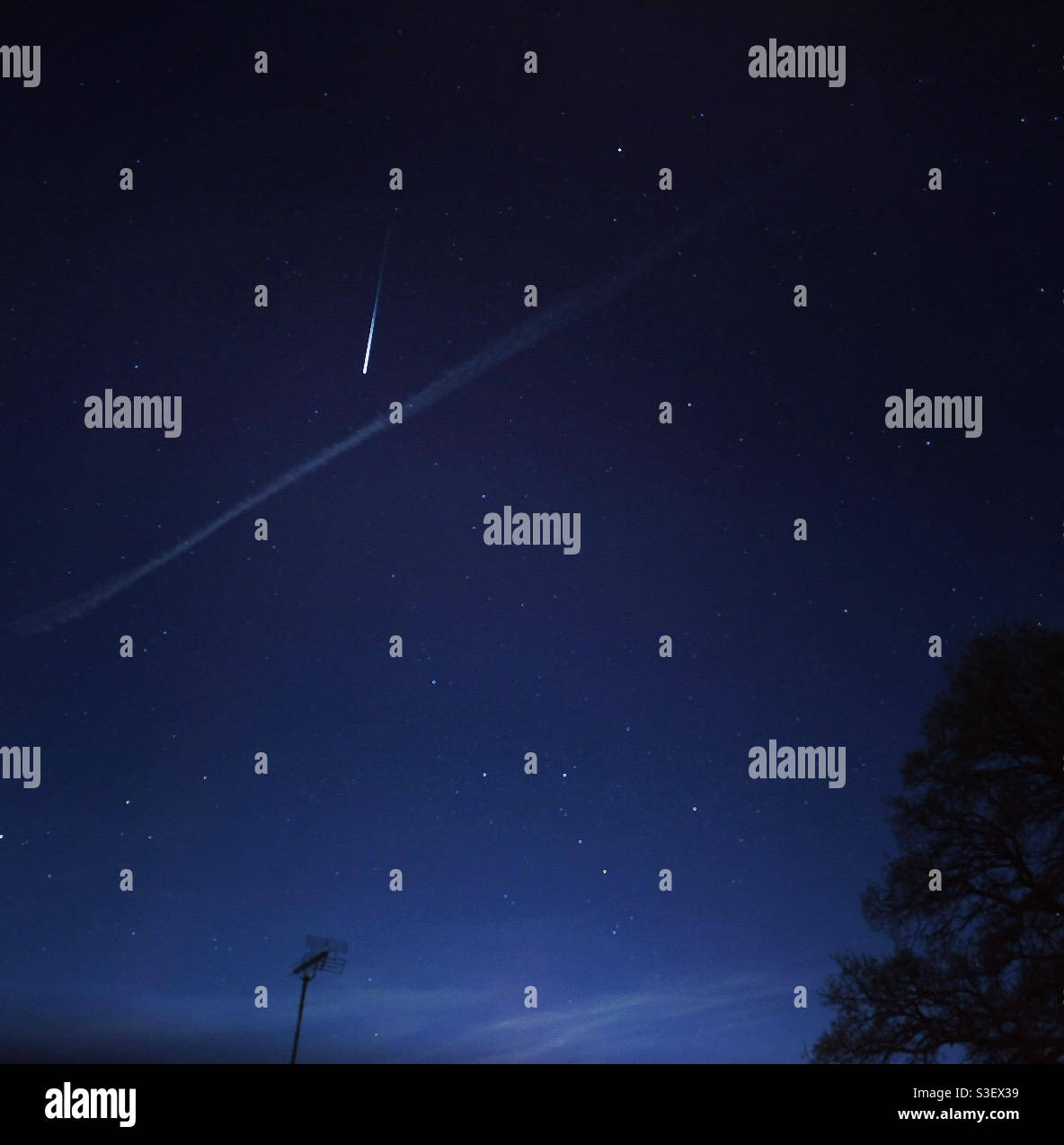 Meteor shower in night hi-res stock photography and images - Alamy