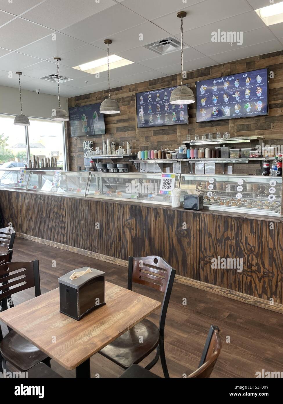 Inside of an ice cream shop Stock Photo - Alamy