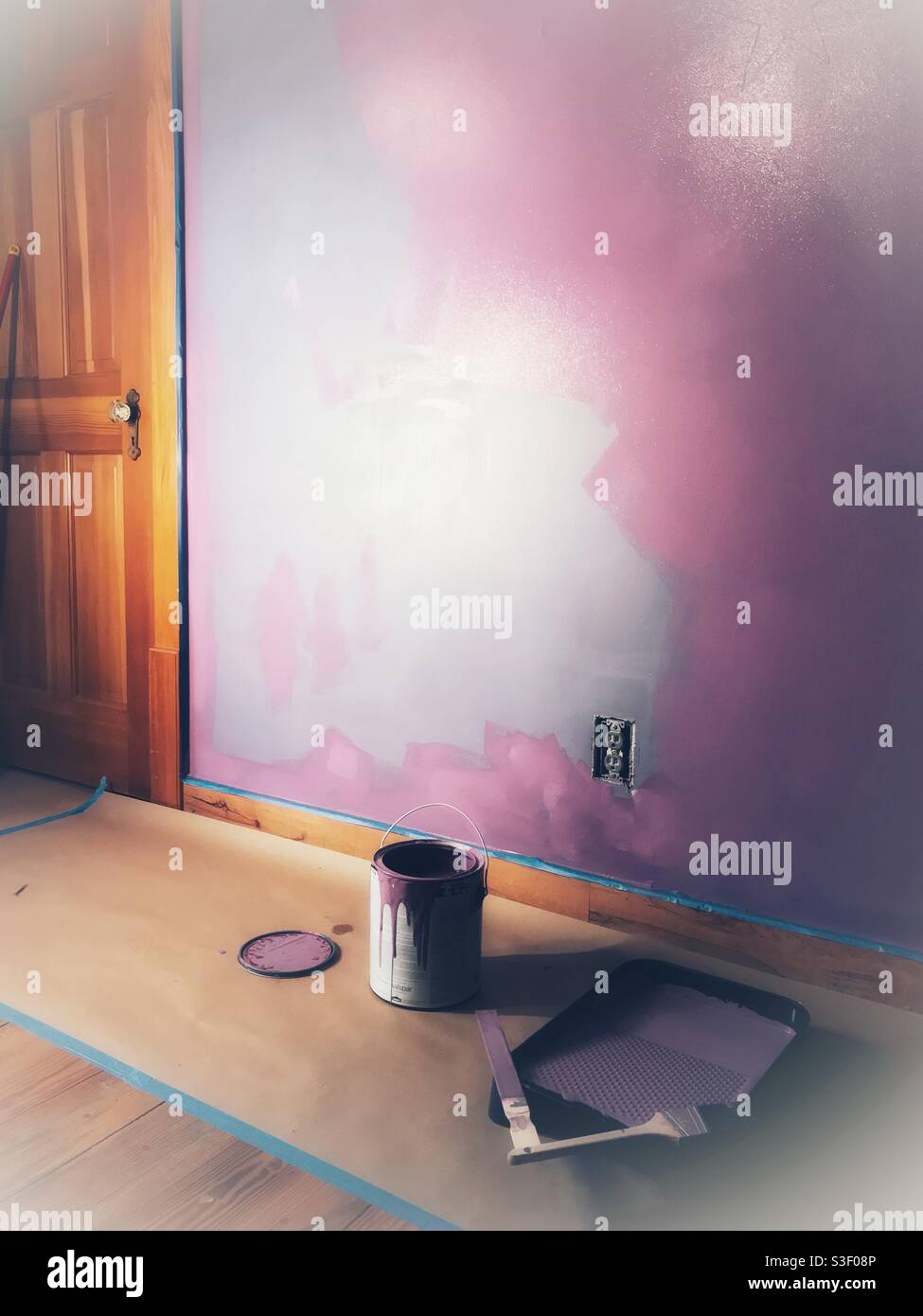 Purple paint wall hi-res stock photography and images - Alamy