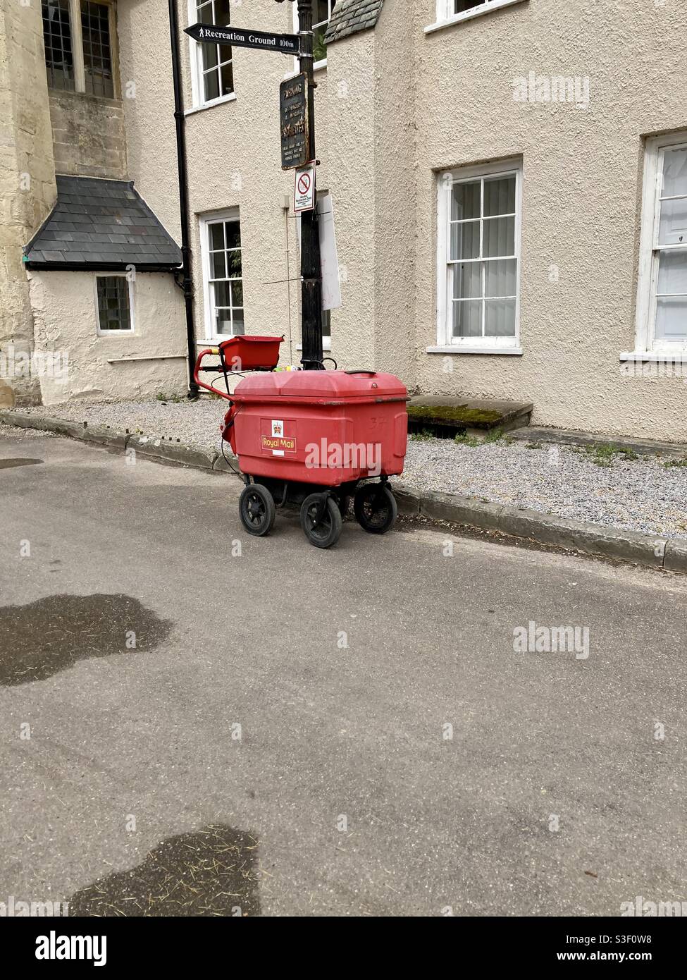 Royal mail trolley hi-res stock photography and images - Alamy