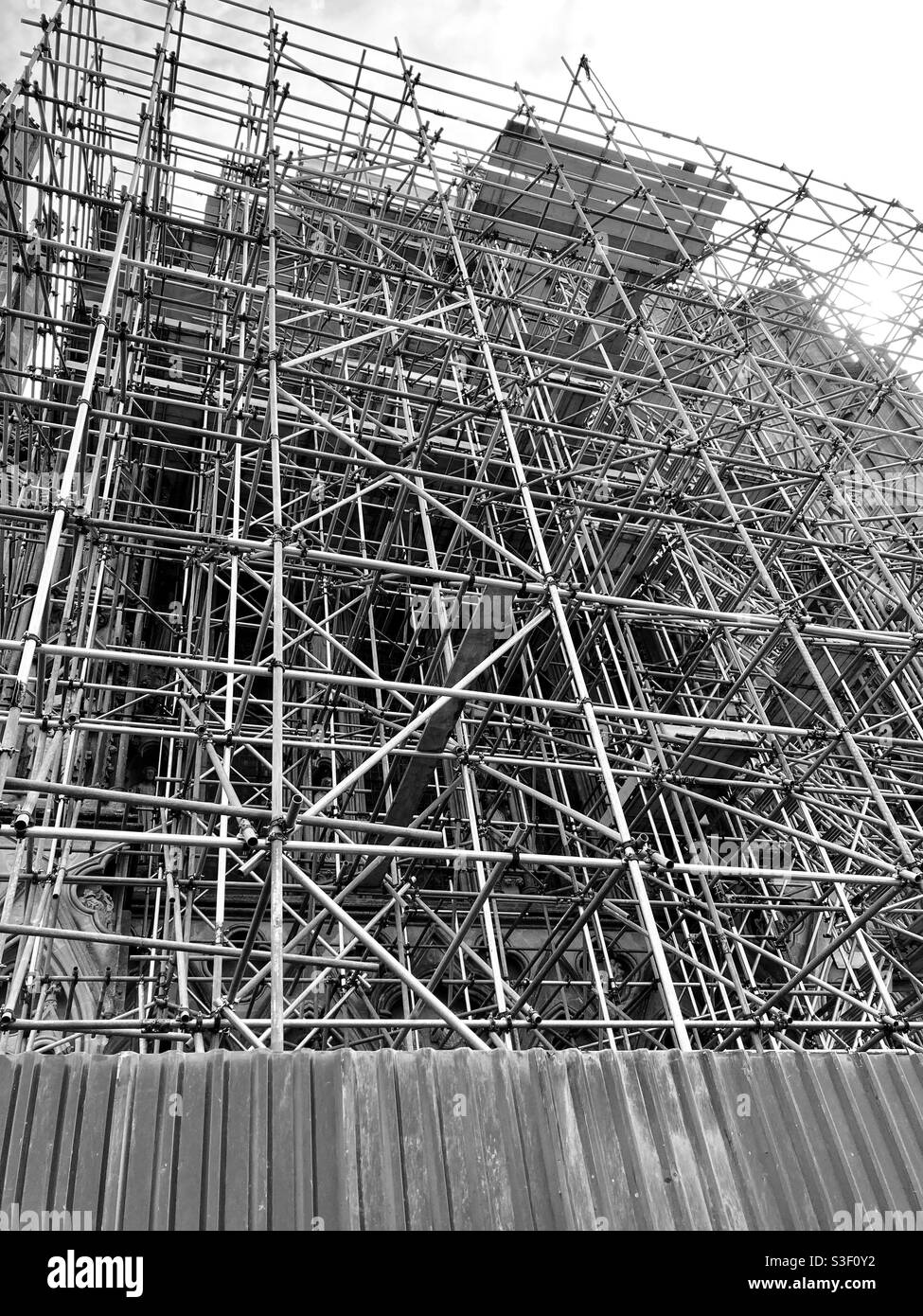 Scaffold scaffolding poles Black and White Stock Photos & Images - Alamy