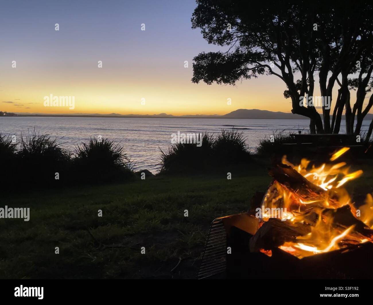 Campfire beach hi-res stock photography and images - Alamy