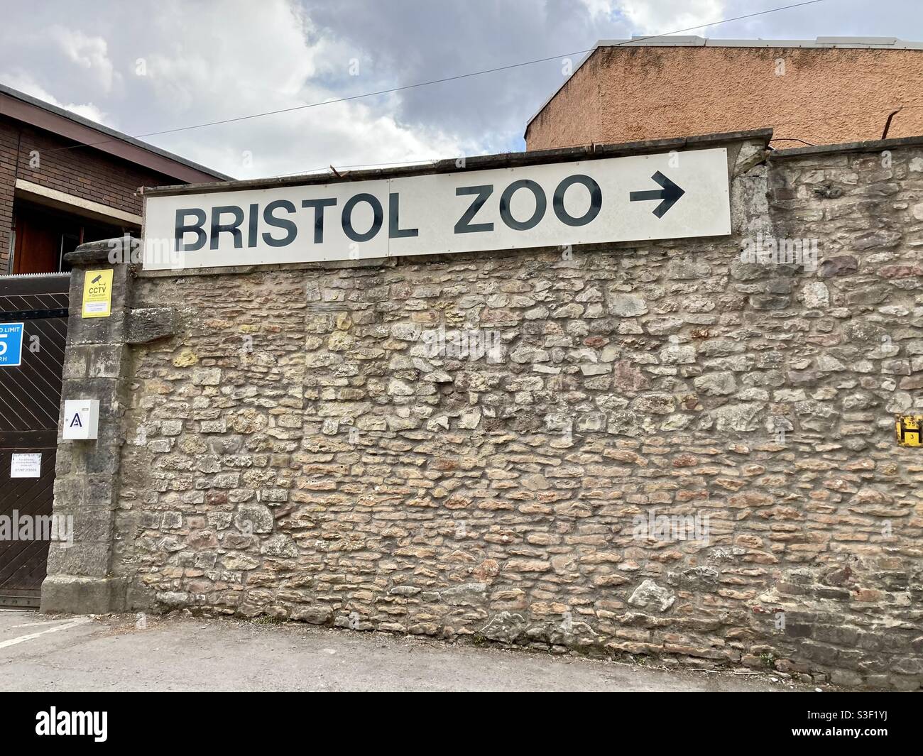Zoo entrance sign hi-res stock photography and images - Alamy