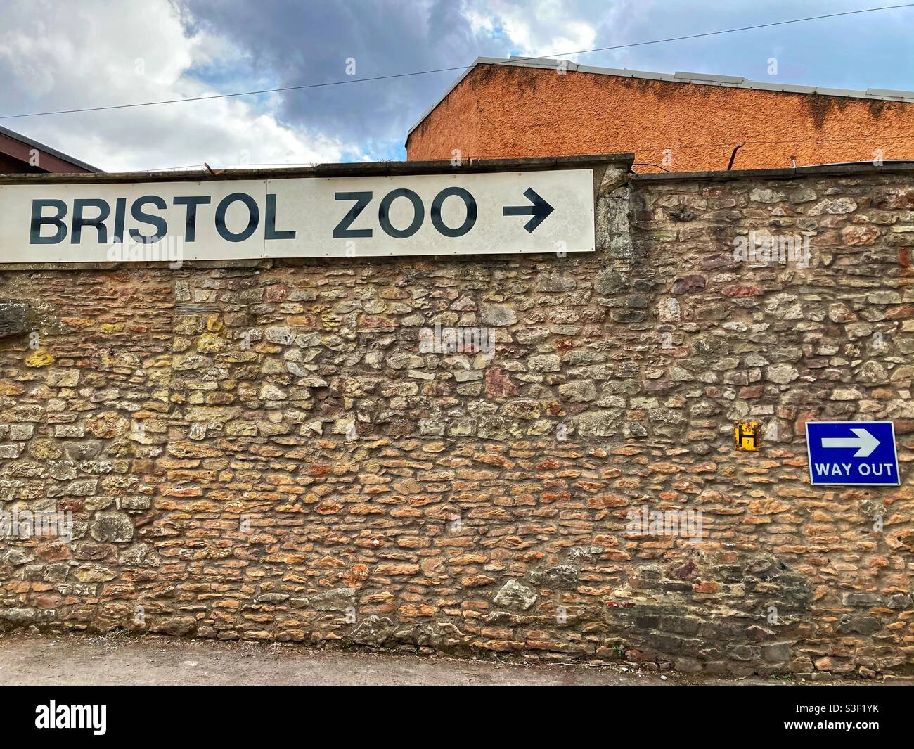 Zoo sign hi-res stock photography and images - Alamy