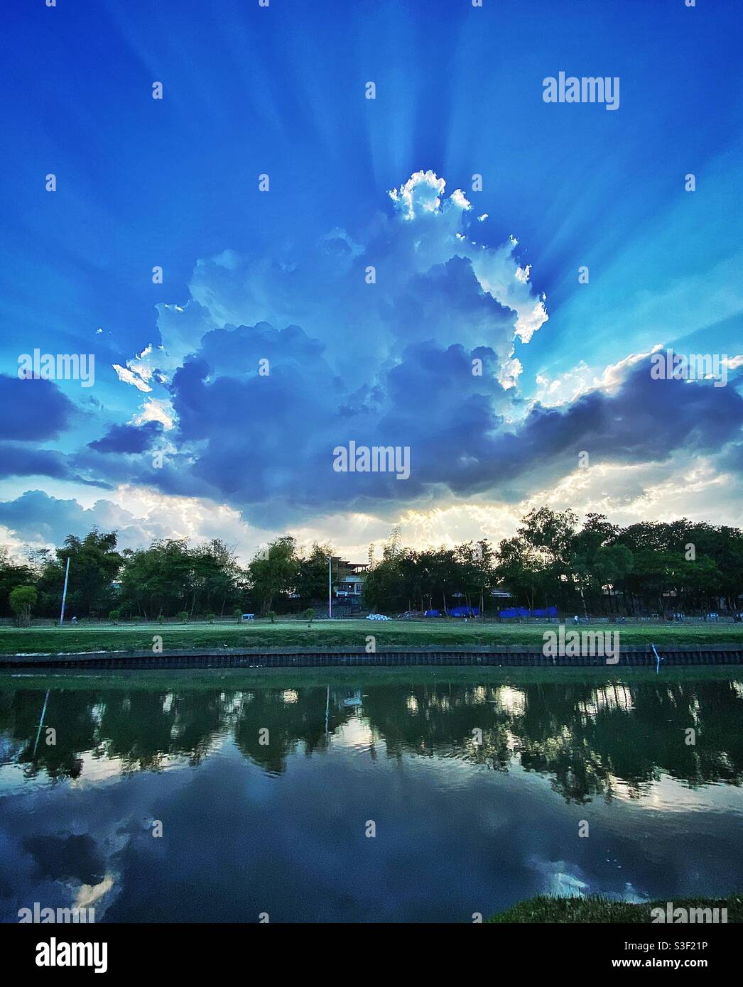 Sunrays reflection hi-res stock photography and images - Alamy