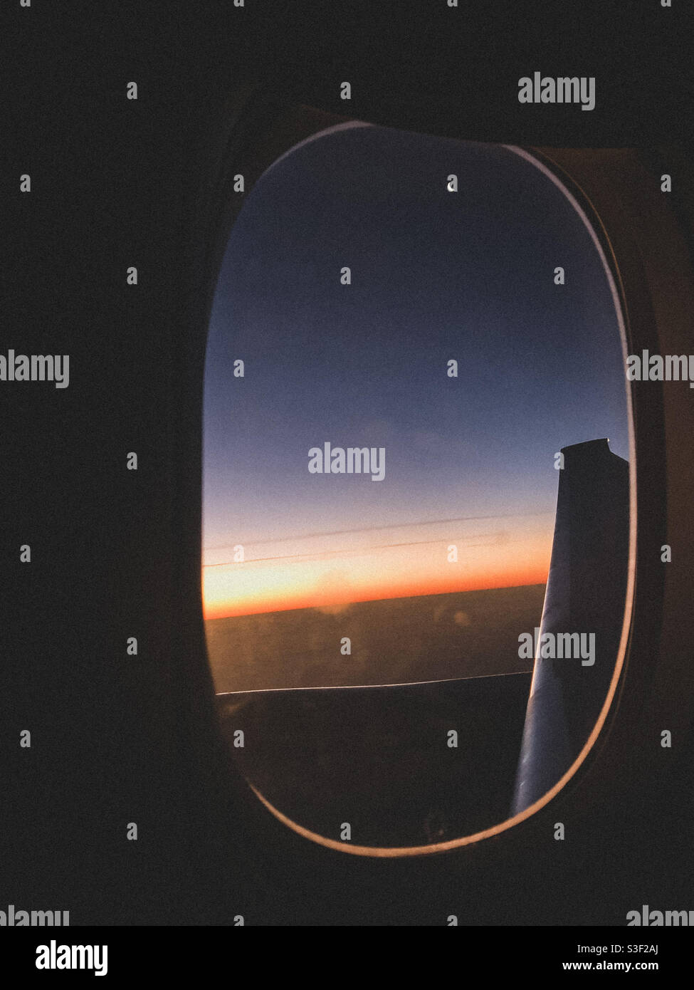 Airplane at sunrise hi-res stock photography and images - Alamy