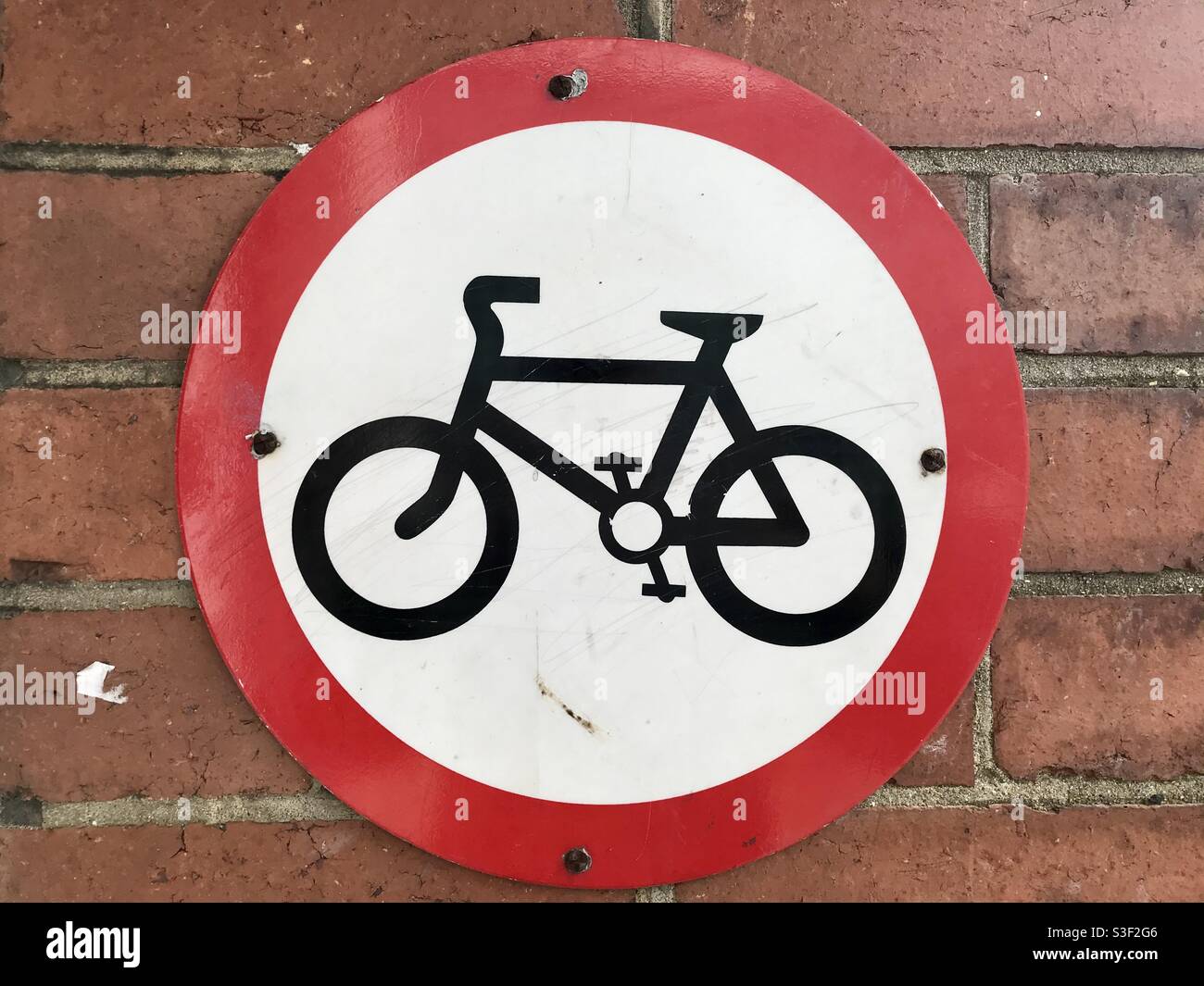 No cycling signs hi-res stock photography and images - Alamy