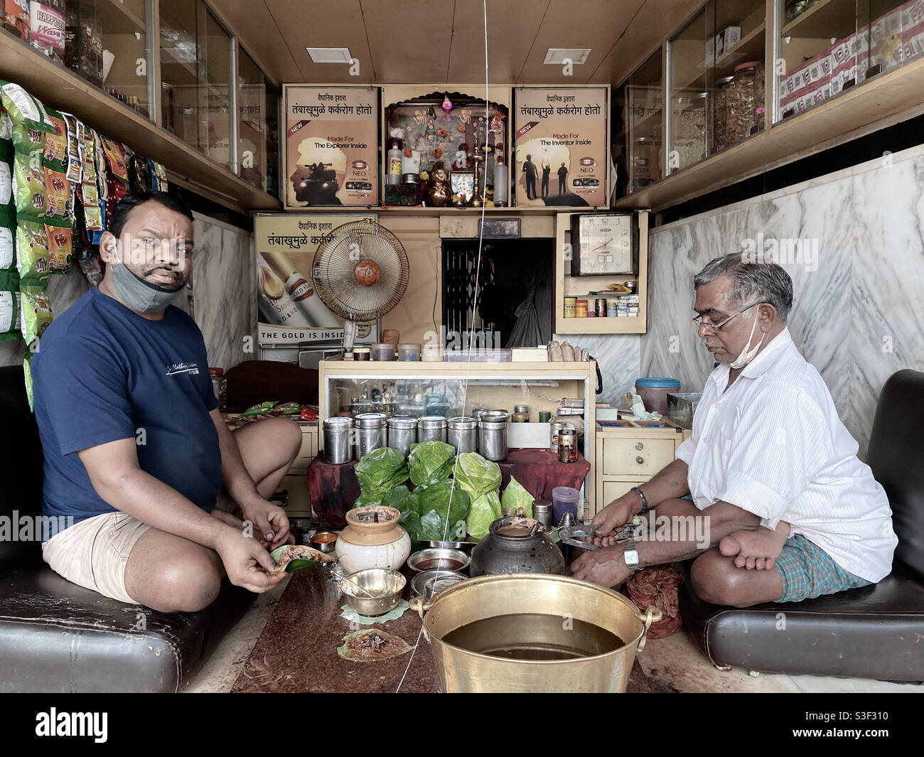 Pan shop india smartphone stock photos and images - Alamy