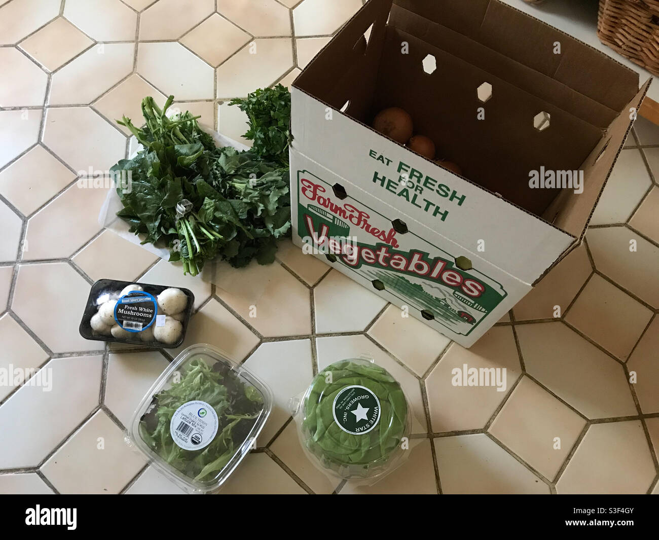 Farm carton box delivery at home Stock Photo - Alamy