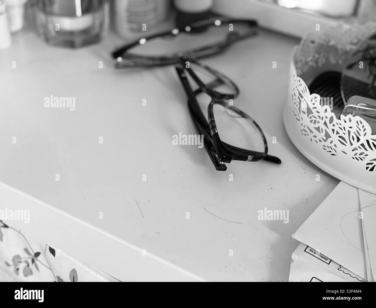 Black and white spectacles hi-res stock photography and images - Alamy
