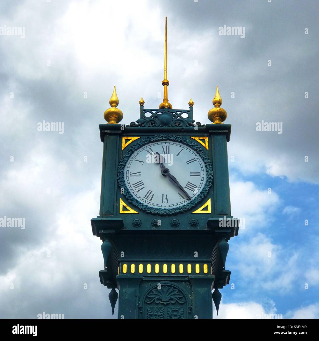 Ornate victorian clock hi-res stock photography and images - Alamy