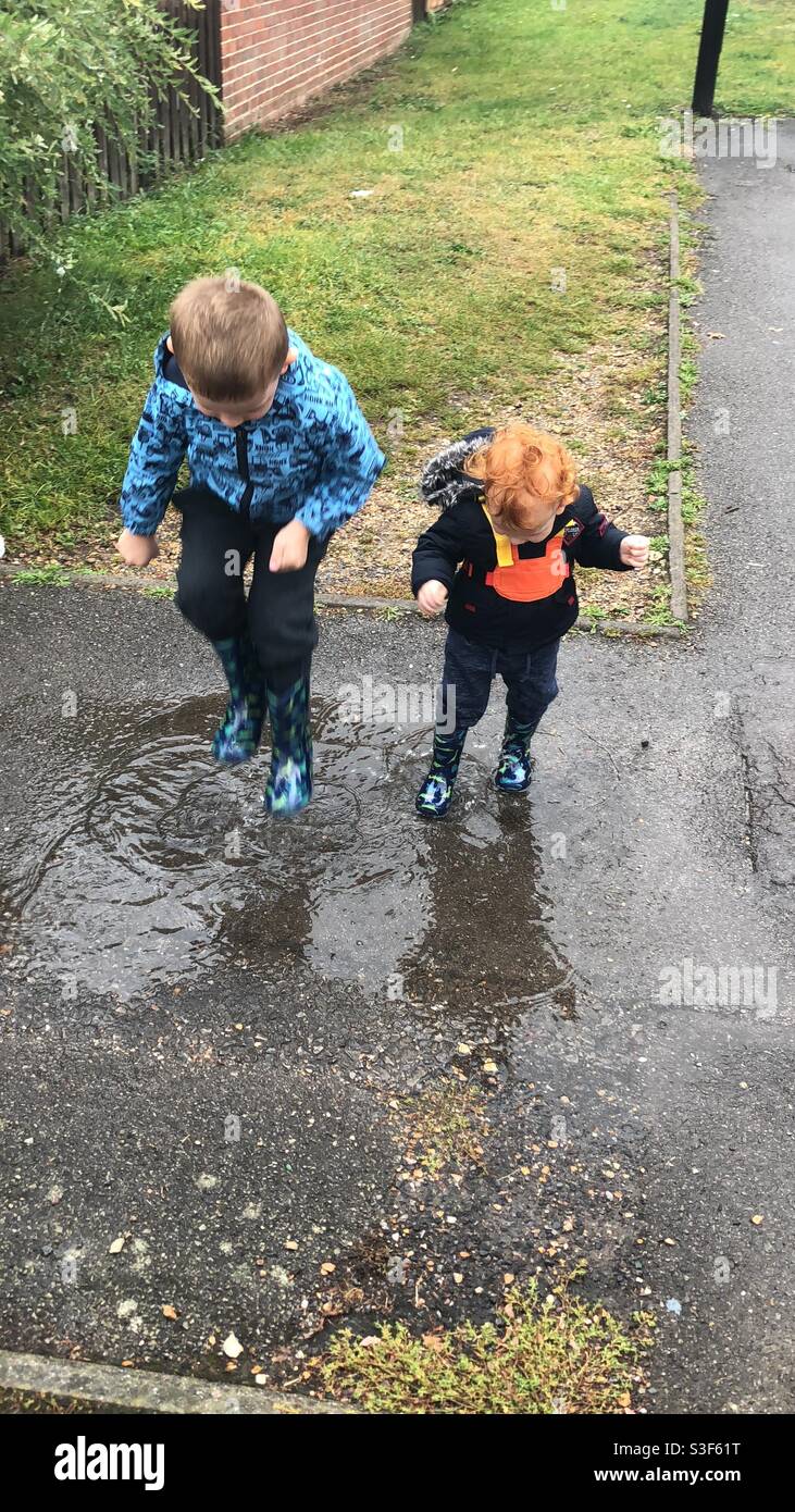 Splash puddle children hi-res stock photography and images - Alamy