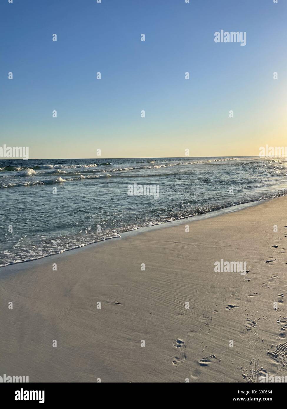 Early evening sunset skies over the Gulf of Mexico Emerald Coast ...