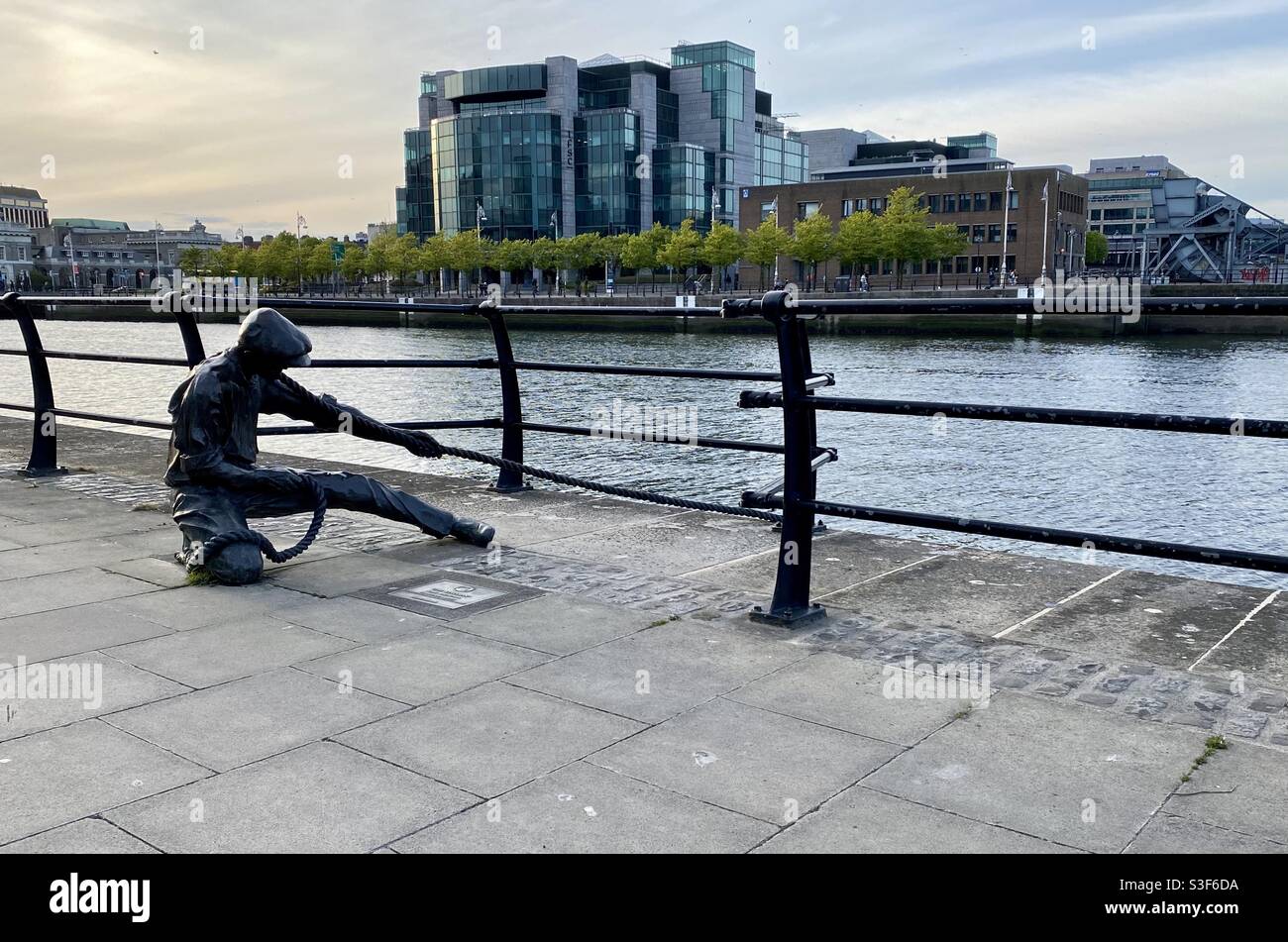 Lineman statue on the River Liffey pulls rope Stock Photo - Alamy