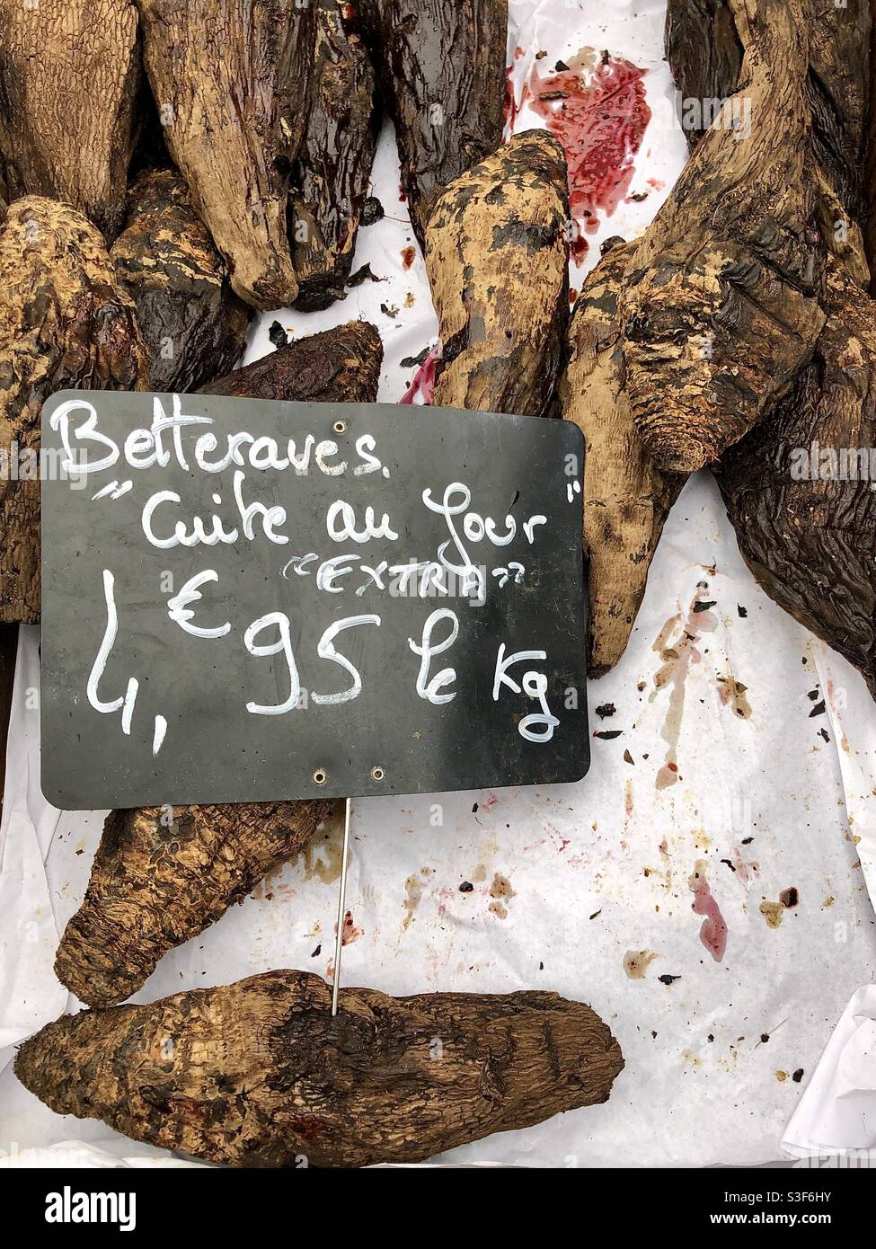 Roasted beetroot on French market stall Stock Photo - Alamy