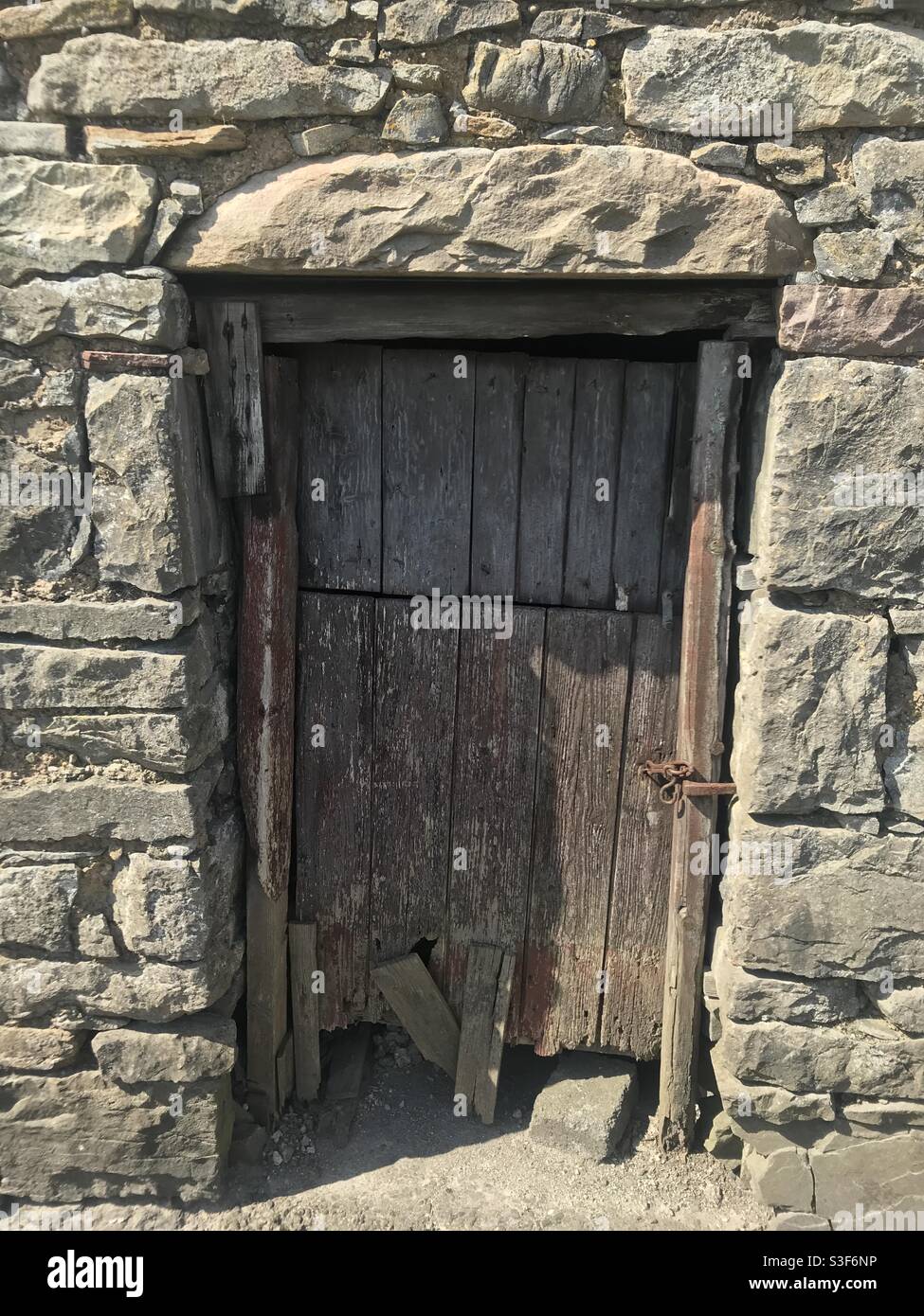 Wood farm door hi-res stock photography and images - Alamy