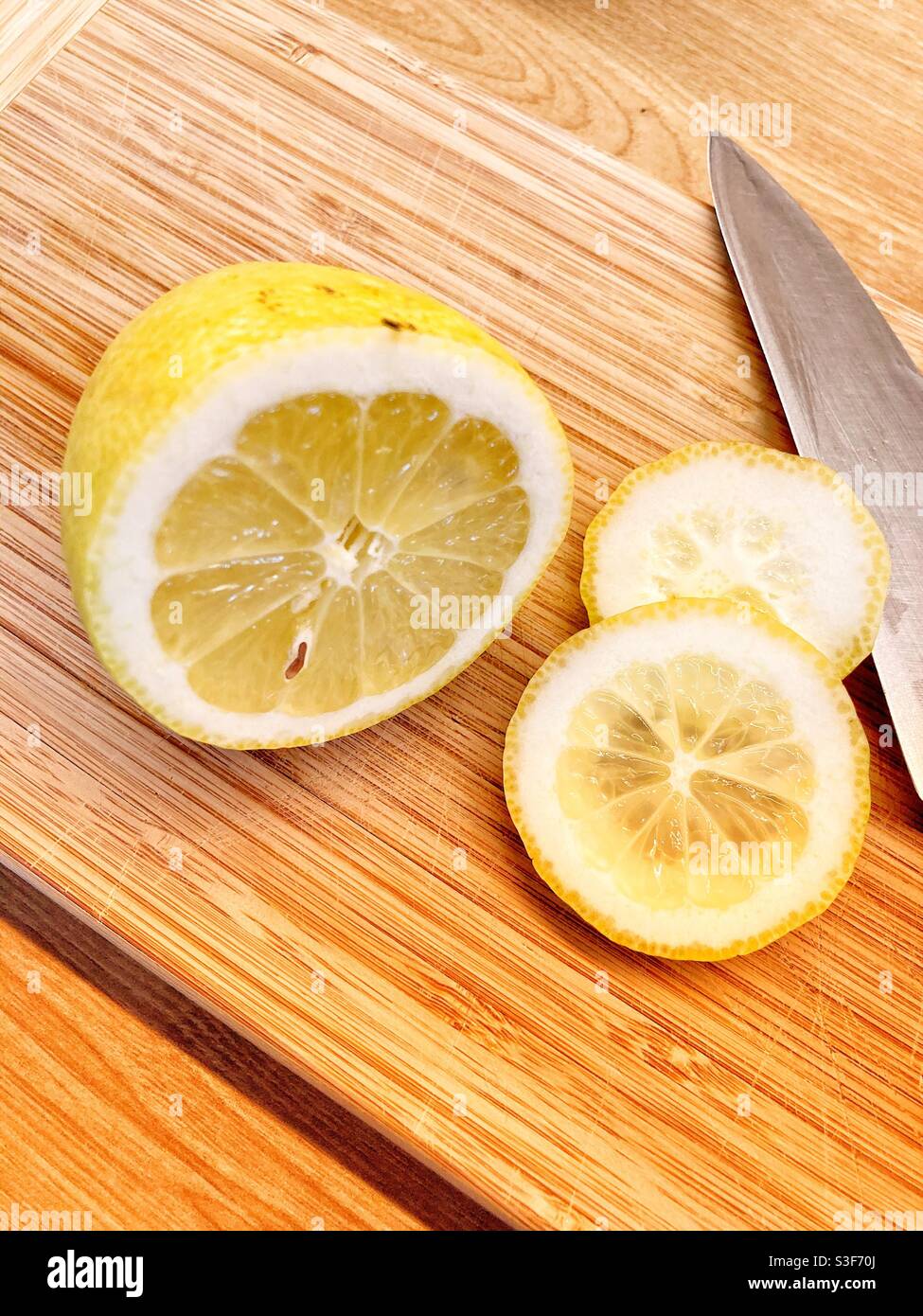 Knife cut lemon on chopping hi-res stock photography and images - Alamy