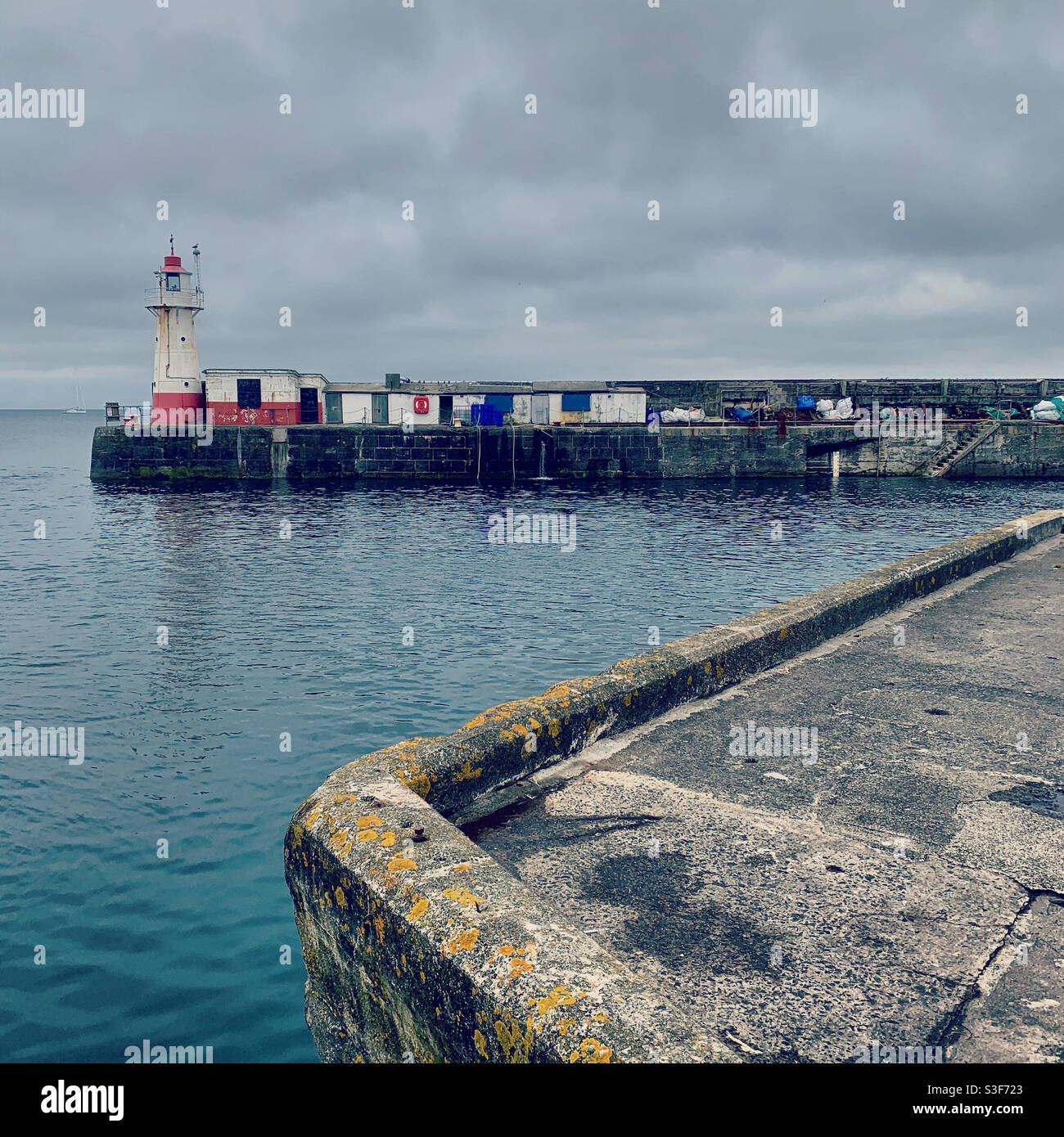 Cornish lighthouse and fishing harbour Stock Photo - Alamy