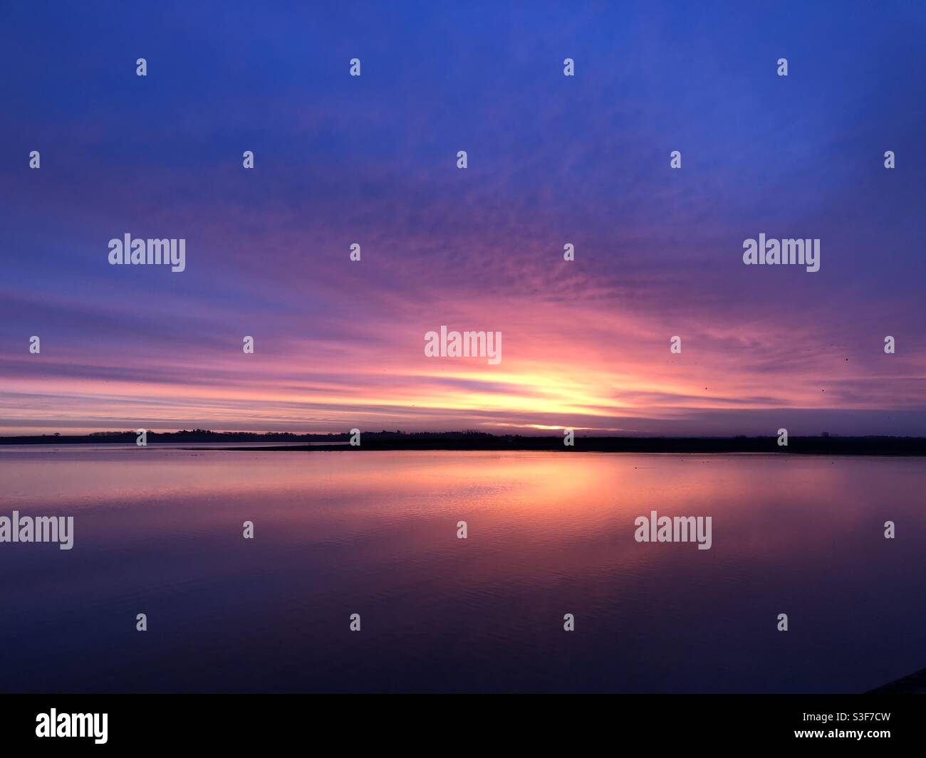 Sunrise over water hi-res stock photography and images - Alamy