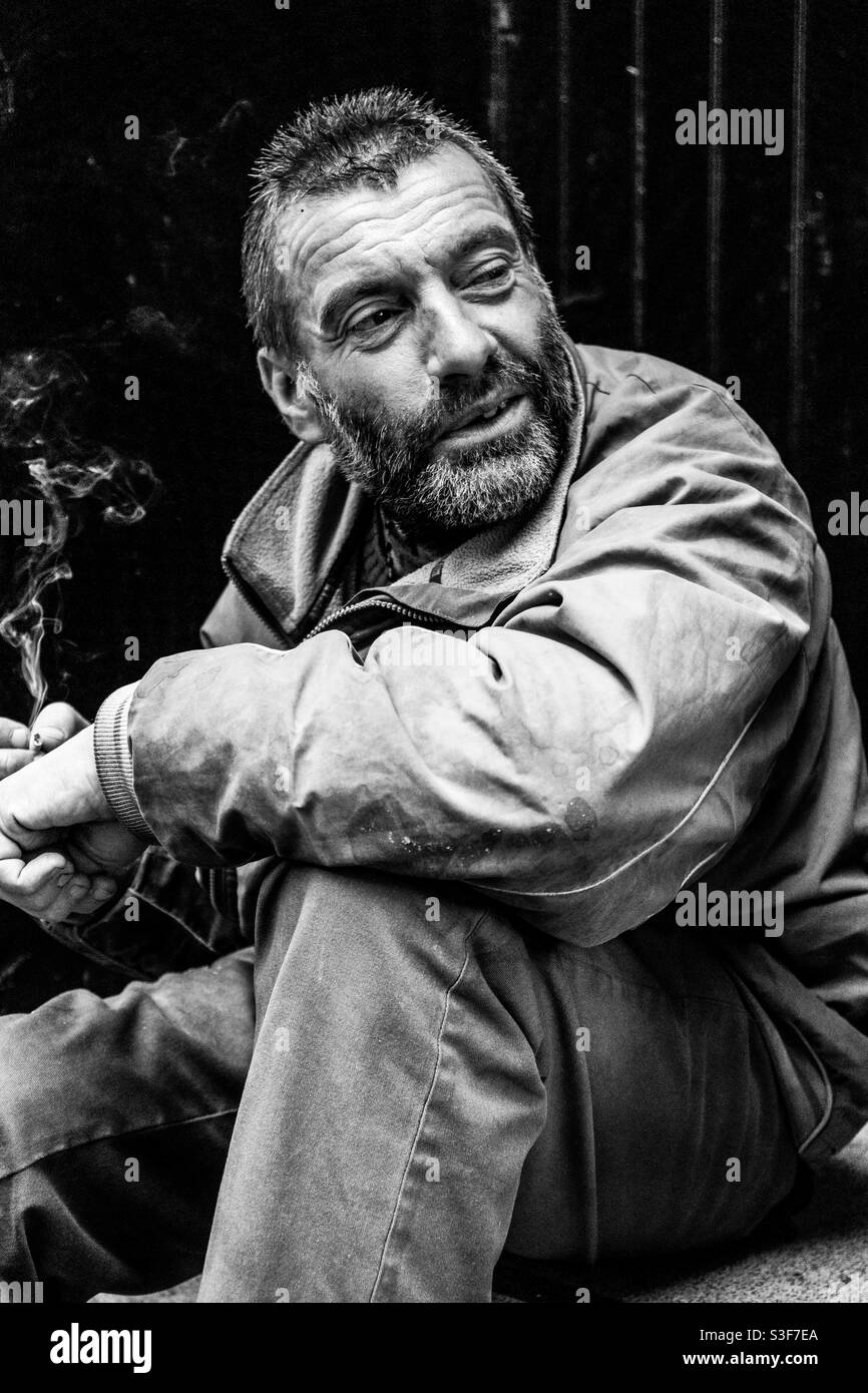 Homeless old man on streets hi-res stock photography and images - Alamy
