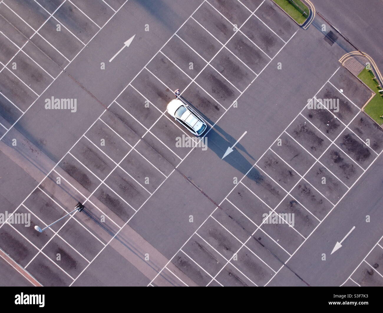 Single car in car park Stock Photo - Alamy