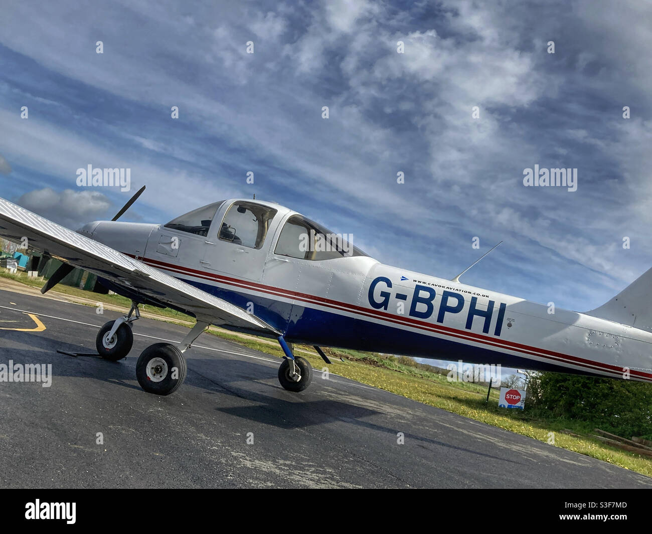 Piper PA-38 aircraft Stock Photo - Alamy